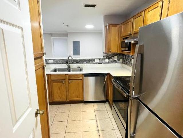 2 Br, 2 bath, Townhouse/Brownstone/RowHouse 3702 Palm Desert Lane