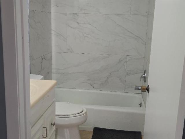 2 Br, 2 bath, Townhouse/Brownstone/RowHouse 407 Barlow Avenue
