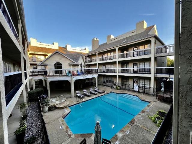 2 Br, 2 bath, Townhouse/Brownstone/RowHouse 4800 W Lovers Lane