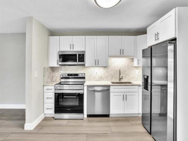 2 Br, 2 bath, Townhouse/Brownstone/RowHouse 541 NE 18th Street