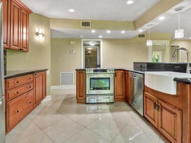 2 Br, 2 bath, Townhouse/Brownstone/RowHouse 5590 Coach House Circle