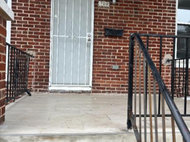 2 Br, 2 bath, Townhouse/Brownstone/RowHouse 709 Denison St