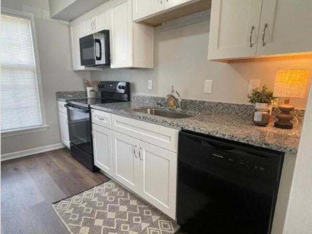 2 Br, 2 bath, Townhouse/Brownstone/RowHouse 77 W County Street