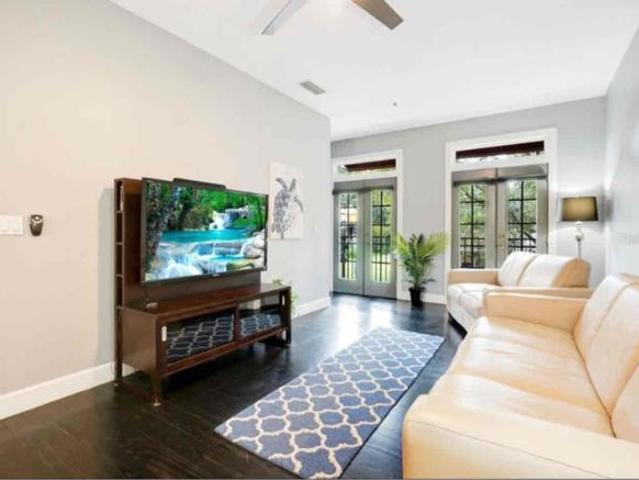 2 Br, 2 bath, Townhouse/Brownstone/RowHouse 840 E Washington St