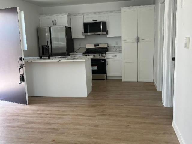 2 Br, 2 bath, Townhouse/Brownstone/RowHouse 965 N Serrano Ave