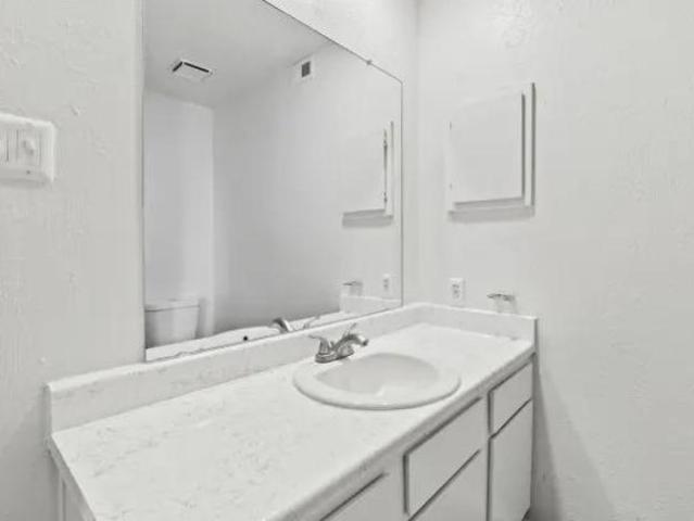2 Br, 2 bath, Apartment 1057 Americana Ln