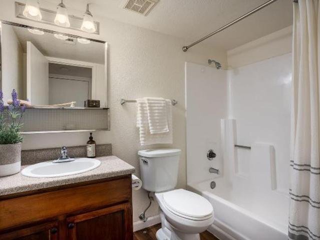 2 Br, 2 bath, Apartment 1001 Tramway Blvd NE