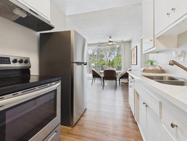 2 Br, 2 bath, Apartment 11750 Kittridge Street