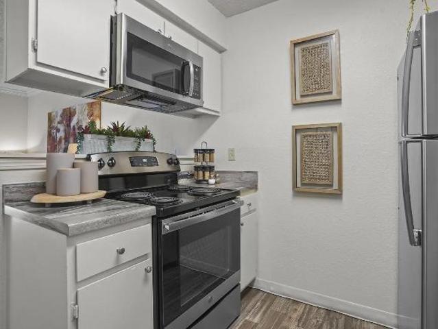 2 Br, 2 bath, Apartment 11777 N Meridian Pl