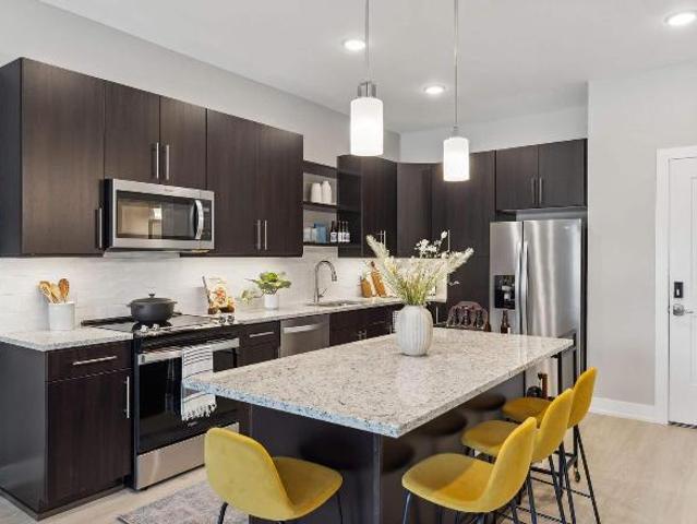 2 Br, 2 bath, Apartment 1110 Metropolitan Ave