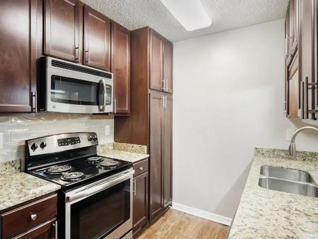 2 Br, 2 bath, Apartment 111 Lakeshore Dr