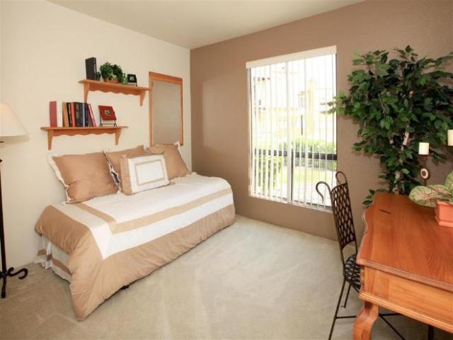 2 Br, 2 bath, Apartment 1130 E Grovers Ave
