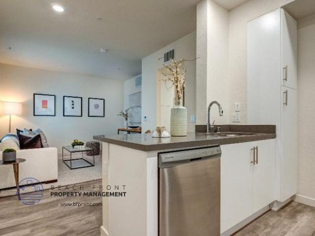 2 Br, 2 bath, Apartment 1249 W 39th Pl