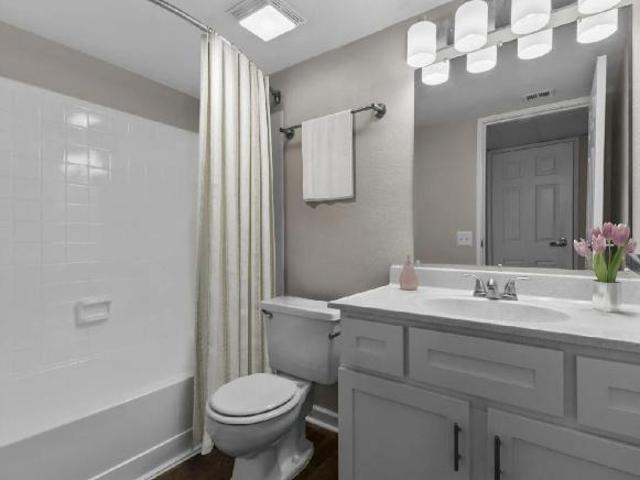 2 Br, 2 bath, Apartment 12831 N Stratford Dr