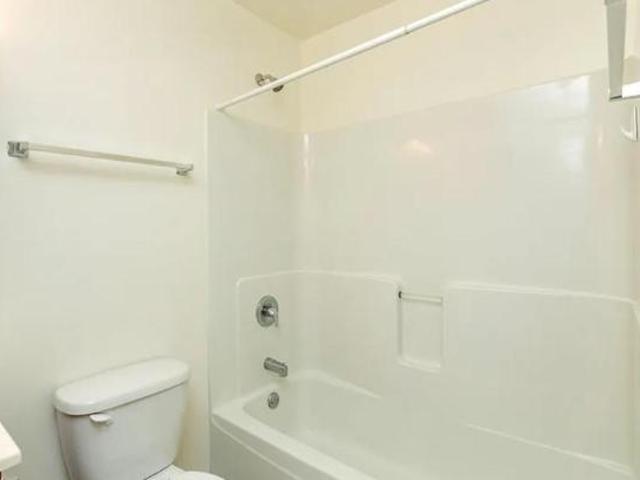 2 Br, 2 bath, Apartment 1200 Kings Cir