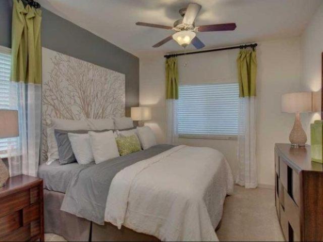 2 Br, 2 bath, Apartment 12016 NE 16th Avenue