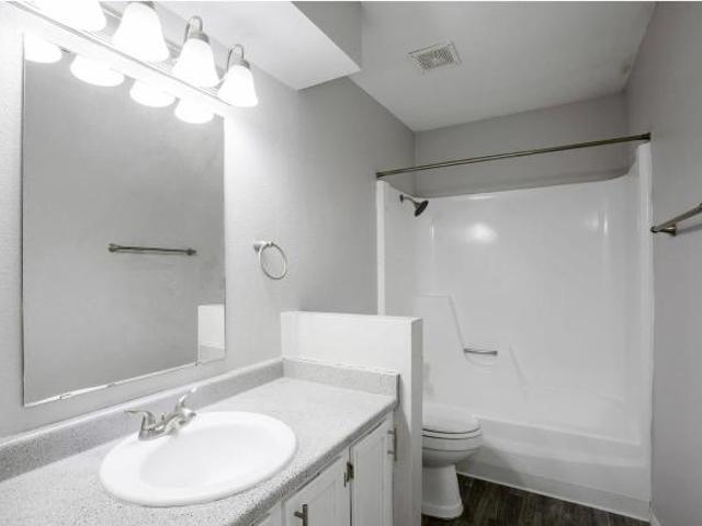 2 Br, 2 bath, Apartment 12050 Candelaria Rd NE