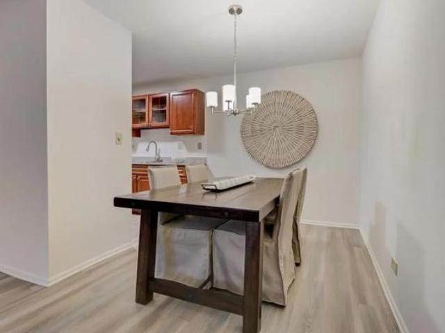 2 Br, 2 bath, Apartment 1220 E Algonquin Rd