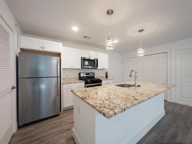 2 Br, 2 bath, Apartment 123 Creek Road