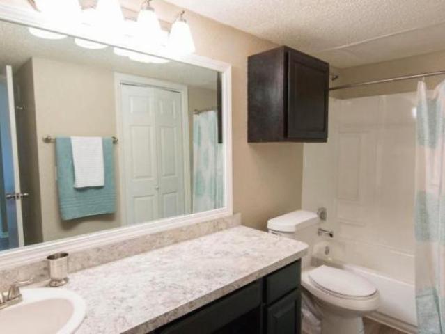 2 Br, 2 bath, Apartment 1301 W Hefner Rd
