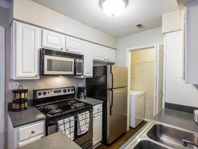 2 Br, 2 bath, Apartment 1470 Sheridan Road NE