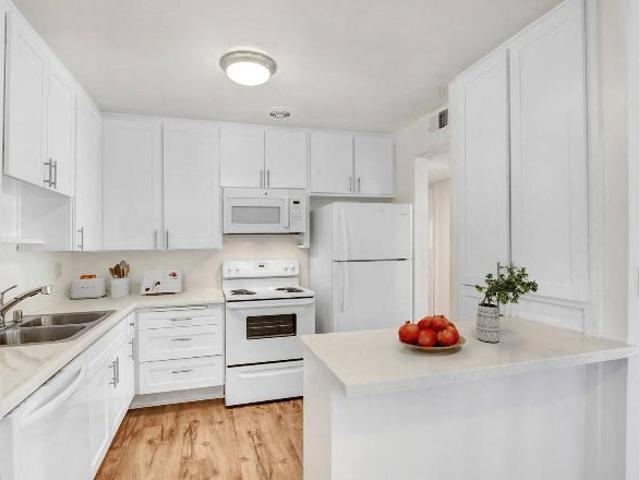 2 Br, 2 bath, Apartment 14955 Dickens Street