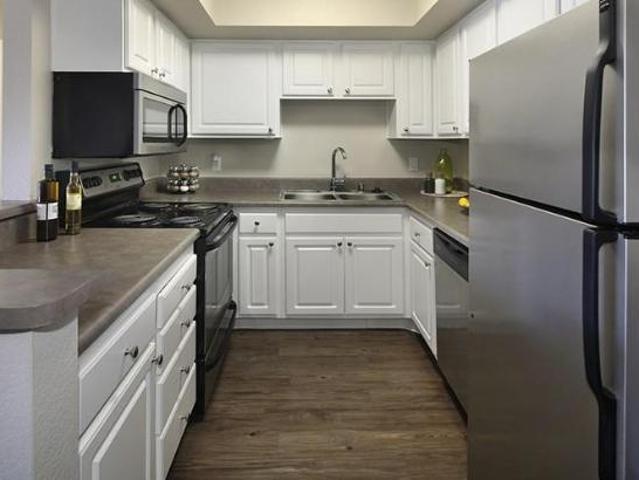2 Br, 2 bath, Apartment 1400 N Grand Ave