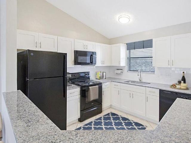 2 Br, 2 bath, Apartment 1400 NW 15th Avenue