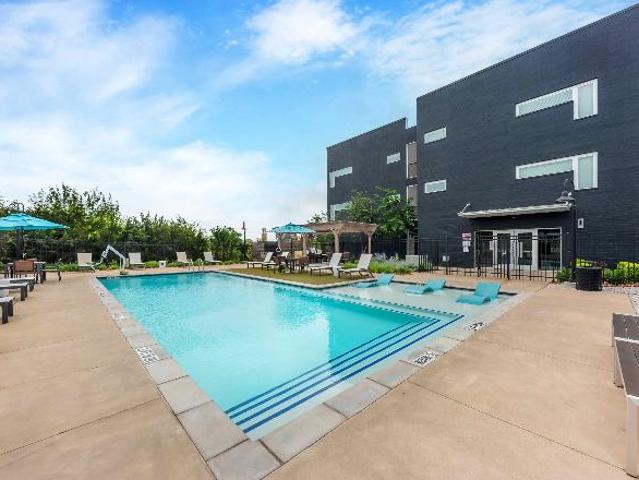 2 Br, 2 bath, Apartment 1430 Main St