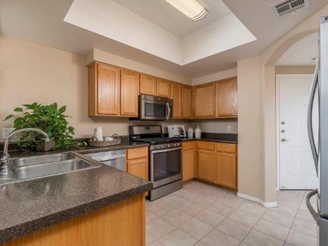 2 Br, 2 bath, Apartment 15608 N 71st St