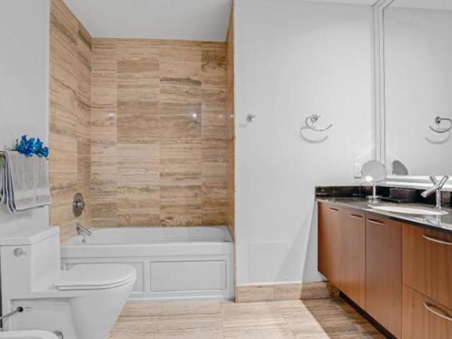 2 Br, 2 bath, Apartment 15901 Collins Av