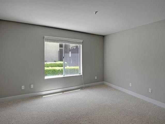 2 Br, 2 bath, Apartment 151 E Holly St