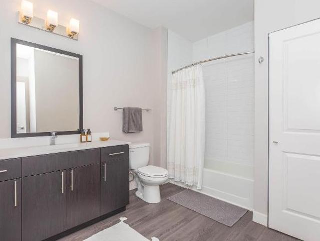 2 Br, 2 bath, Apartment 15 Parkway N