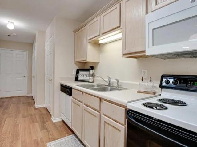 2 Br, 2 bath, Apartment 1661 Woodard Avenue