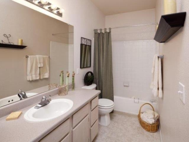 2 Br, 2 bath, Apartment 16630 N 43rd Ave