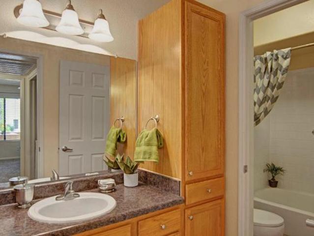 2 Br, 2 bath, Apartment 16636 N 58th St