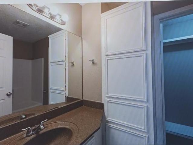 2 Br, 2 bath, Apartment 1600 West Dove Avenue