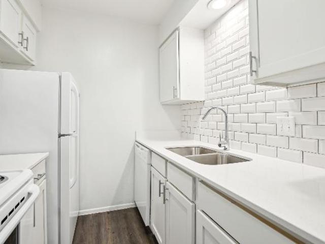 2 Br, 2 bath, Apartment 1616 Royal Crest Drive