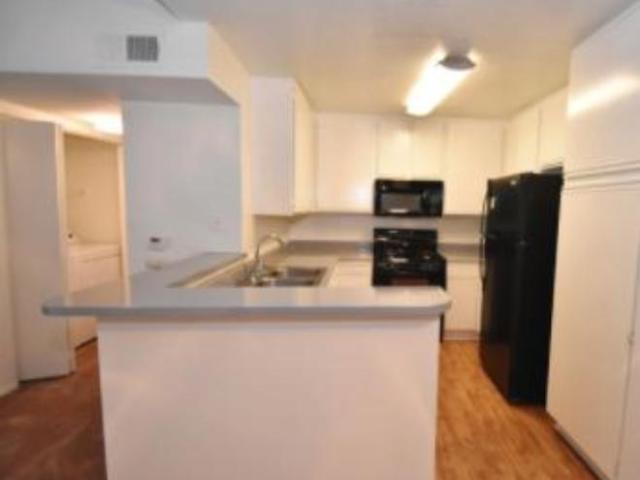 2 Br, 2 bath, Apartment 17600 Burbank Blvd