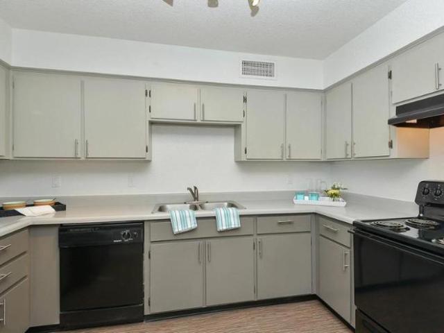 2 Br, 2 bath, Apartment 17805 N 40th St