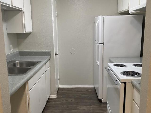 2 Br, 2 bath, Apartment 1709 West Schunior Street