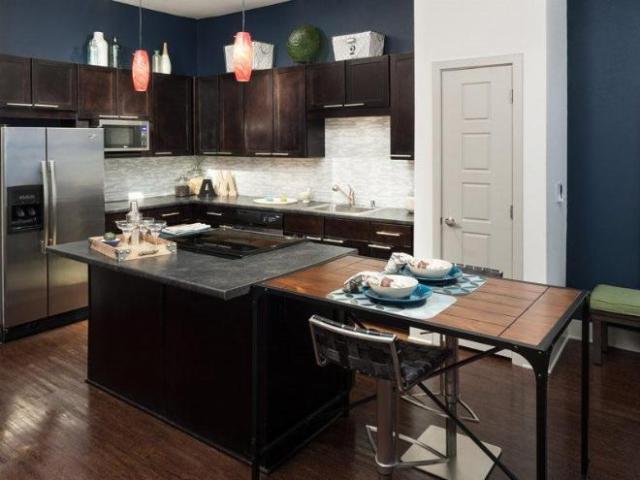 2 Br, 2 bath, Apartment 1836 W Davis St