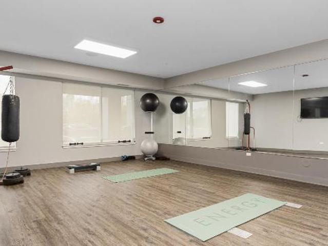 2 Br, 2 bath, Apartment 18w070 Royce Blvd