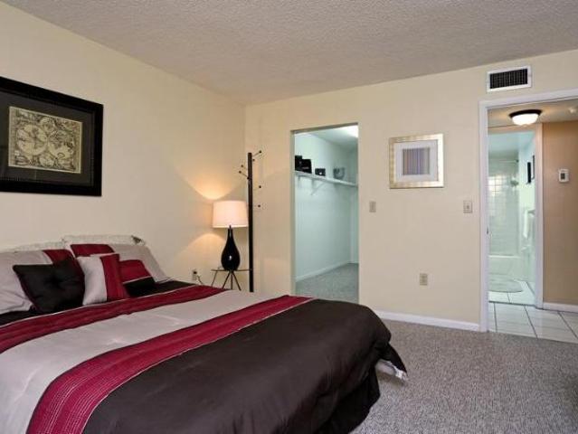 2 Br, 2 bath, Apartment 19455 NE 10th Avenue