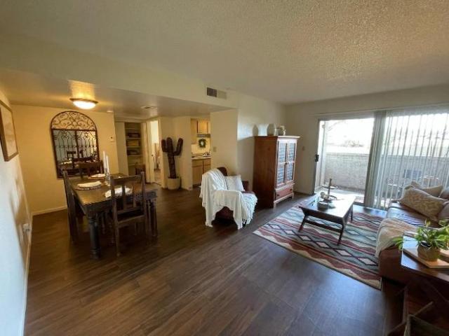 2 Br, 2 bath, Apartment 1970 W Valencia Rd