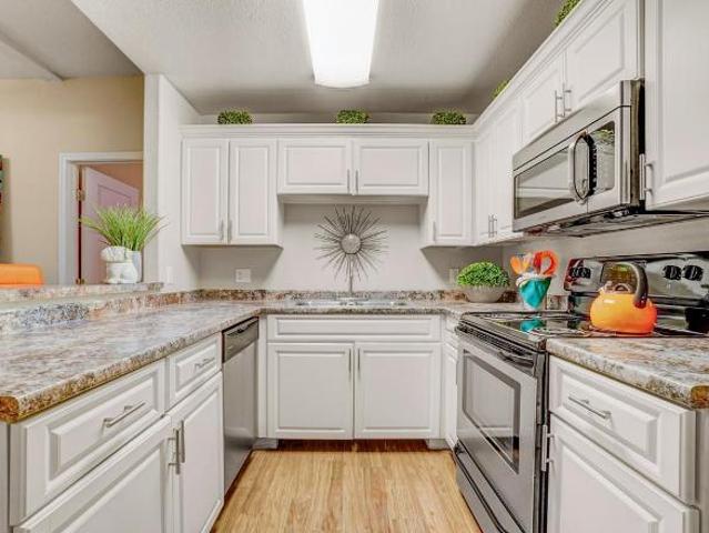 2 Br, 2 bath, Apartment 1930 N Country Club Dr