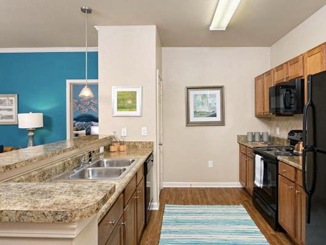 2 Br, 2 bath, Apartment 2000 Alexan Dr