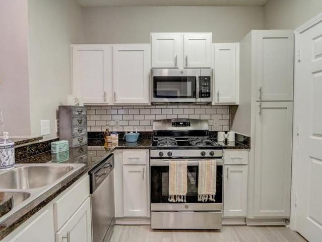 2 Br, 2 bath, Apartment 2000 Asbury Square