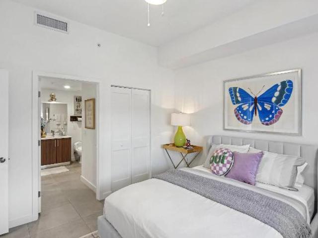 2 Br, 2 bath, Apartment 2001 Hollywood Blvd