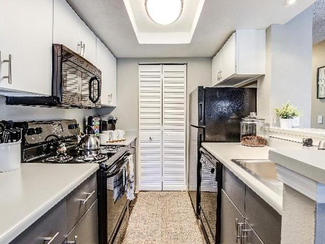 2 Br, 2 bath, Apartment 2155 Orchard Pl